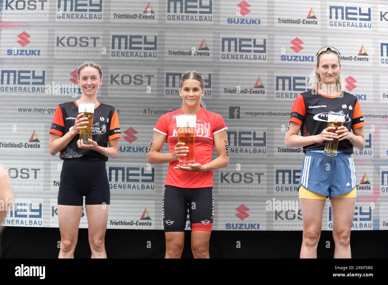 Siegerfoto Frauen, von links: Marlene Goeggel Gomez, (Traithlon One ...