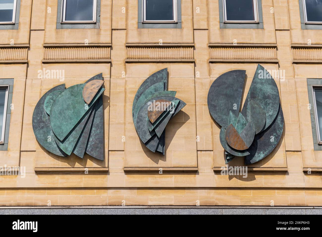 Die Barbara Hepworth Skulptur „Thema und Variationen“ über dem alten ...