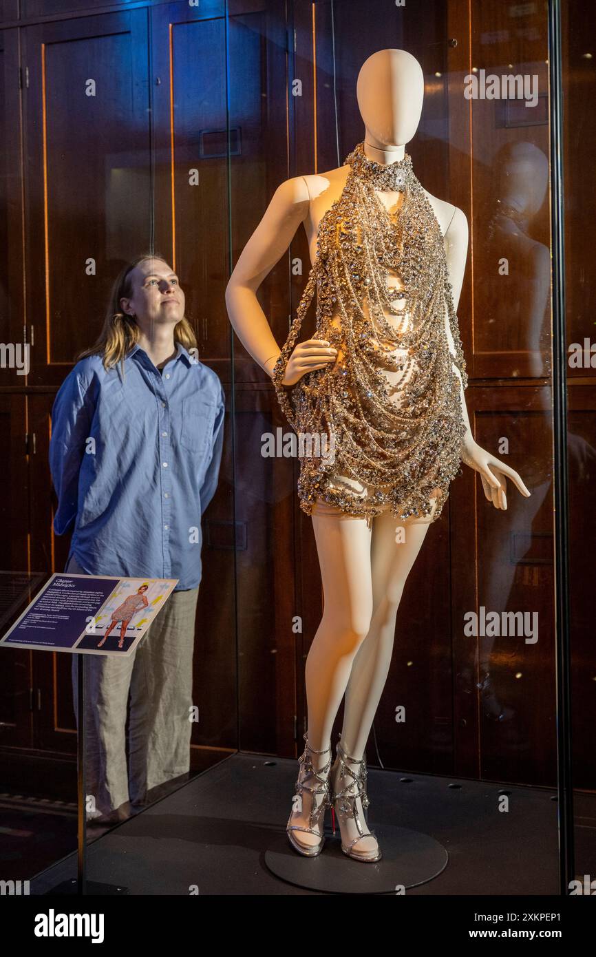 London, Großbritannien. 24. Juli 2024. Das Ensemble, das Taylor Swift getragen hat, um ihr ...