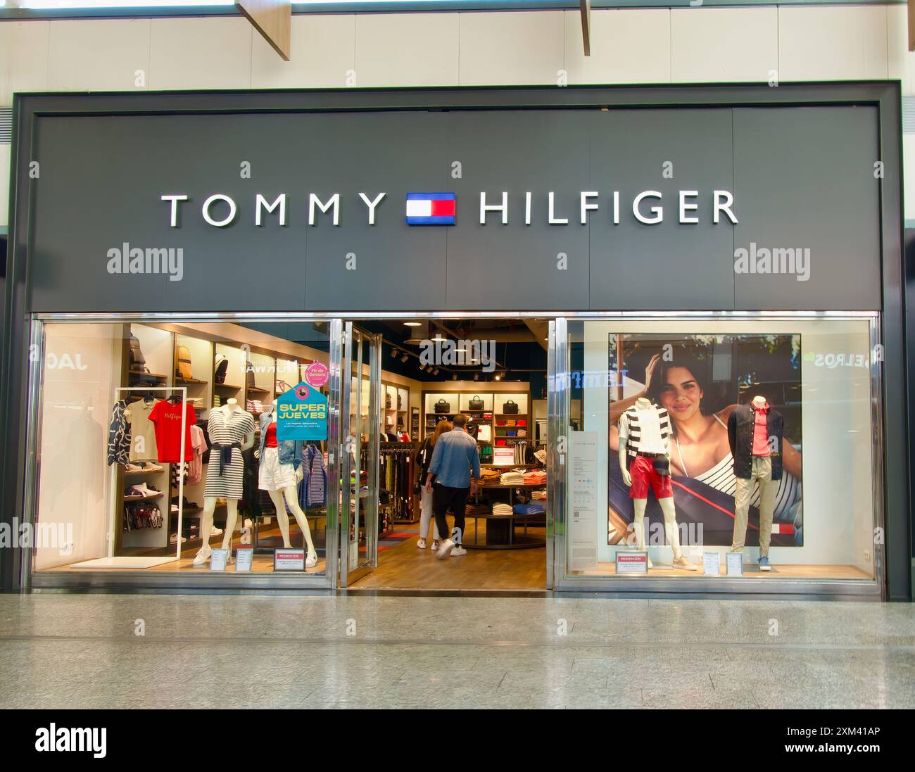 Tommy Hilfiger Shop Front Outlet Shopping Fashion Outlet Einkaufszentrum Barakaldo Baskenland Spanien Stockfotografie Alamy
