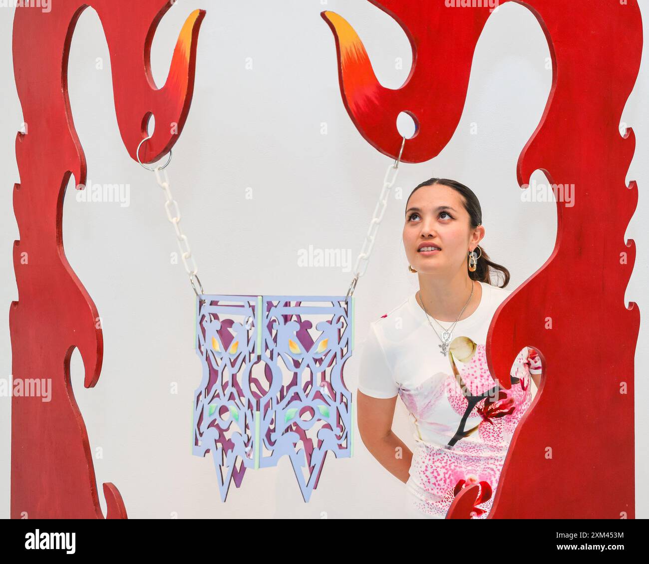 London, Großbritannien. Juli 2024. Die Künstlerin Hannah Lim mit ihrer ...