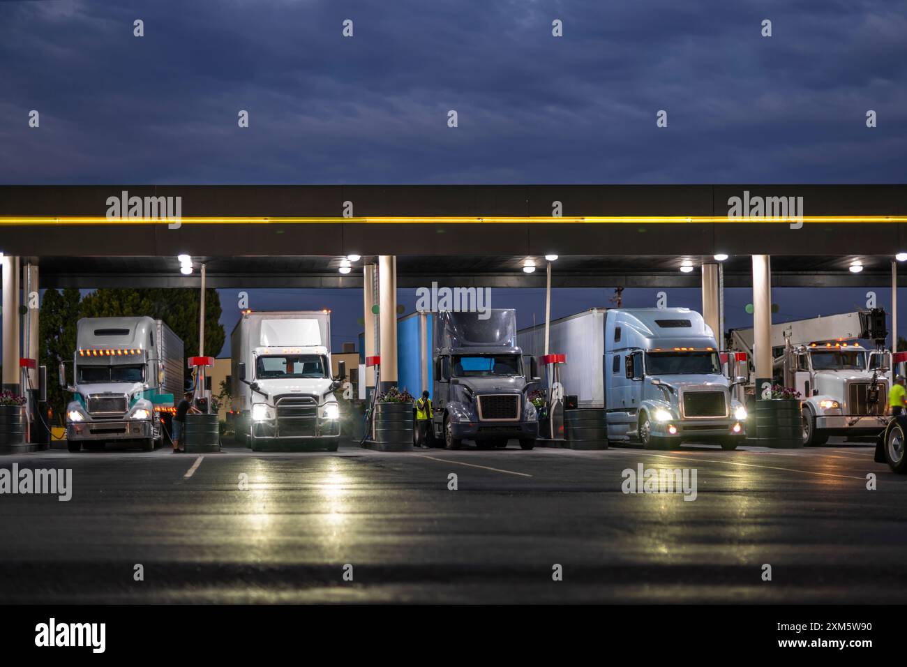 Industrietransporter große Lkw mit Aufliegern füllen die Tanks mit ...