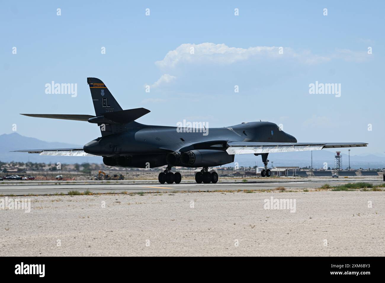 Ein B-1B Lancer der US Air Force, der der 37th Bomb Squadron zugewiesen ...