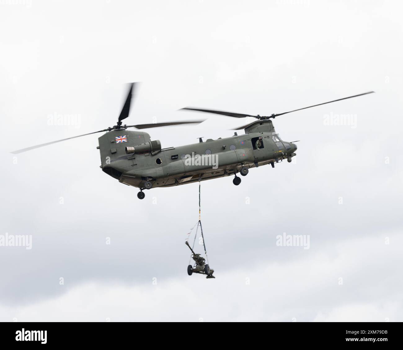Ein Chinook-Hubschrauber der RAF Odiham transportiert ein ...