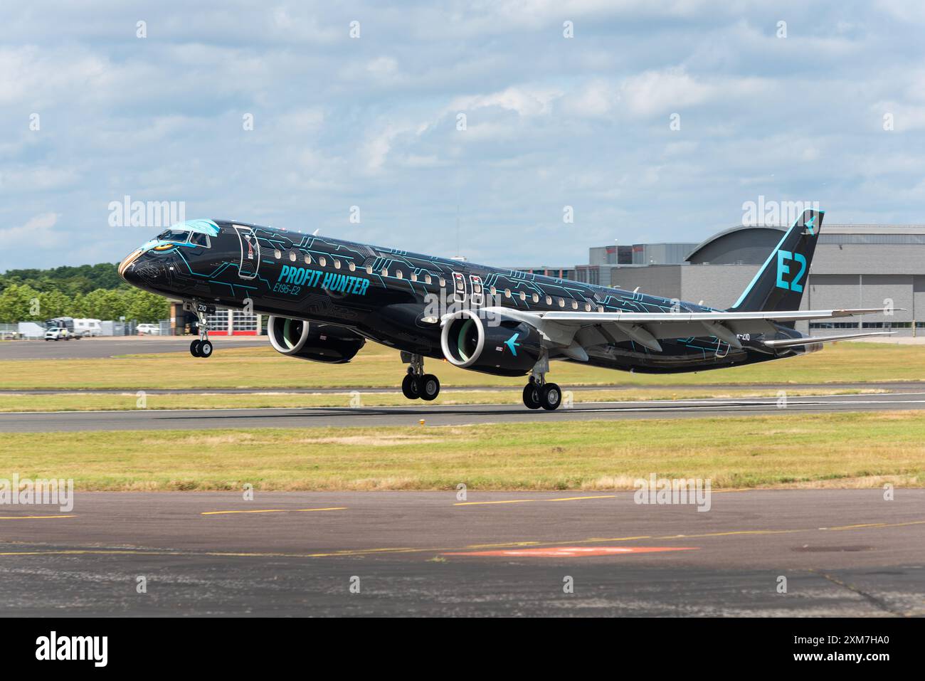 Das Flugzeug Embraer E195-E2 wurde als Profit Hunter bei der Landung ...