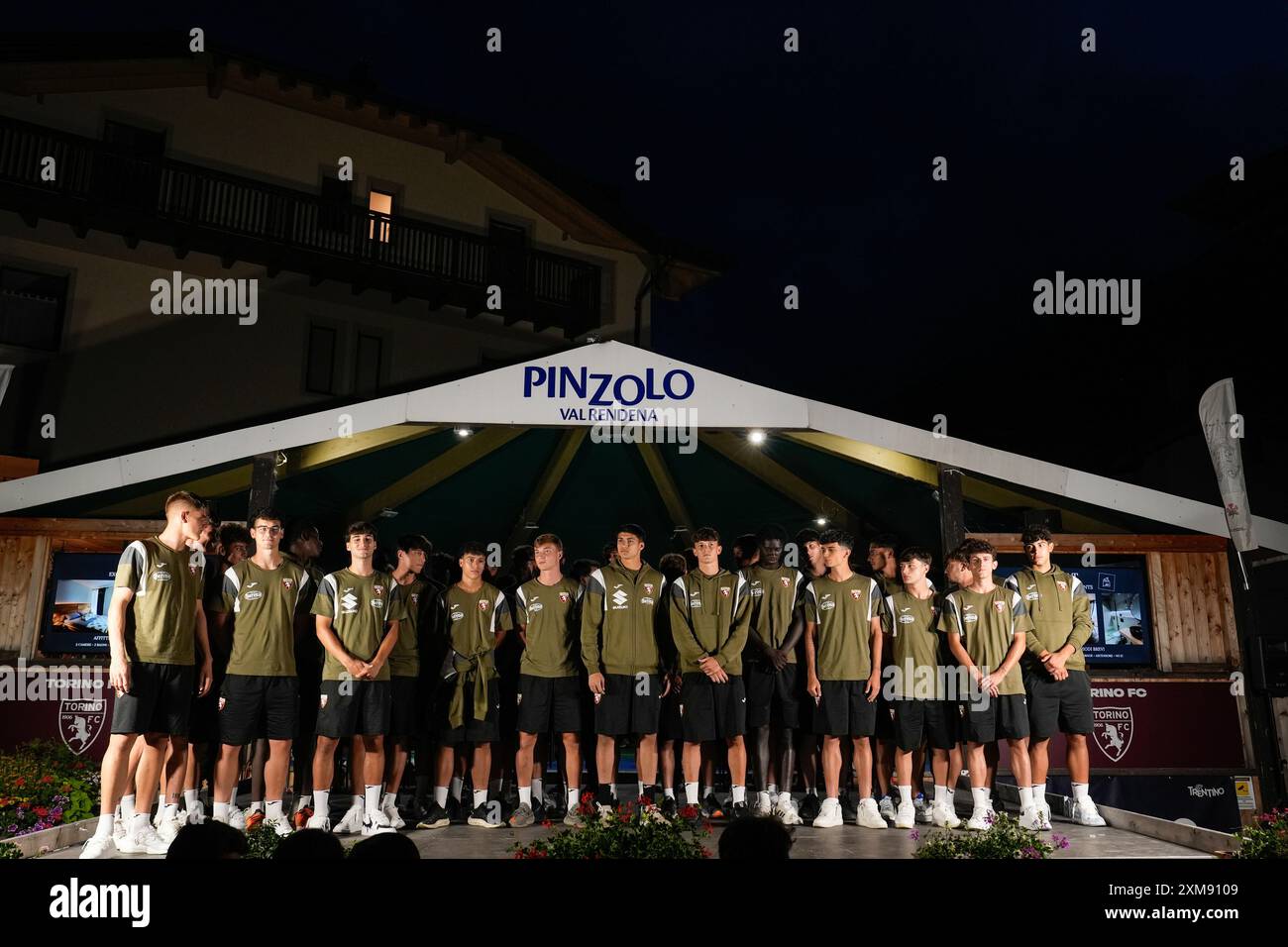 Pinzolo, Italien. Juni 2024. Jugendmannschaft, die an der offiziellen ...