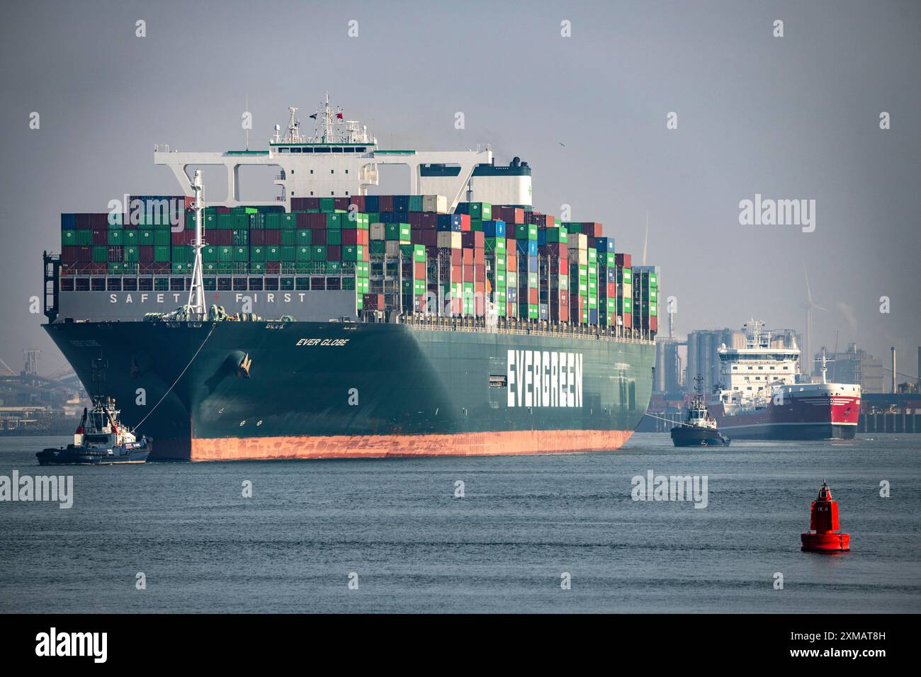 Hafenschlepper bringen den Containerfrachter Ever Globe zu seinem ...