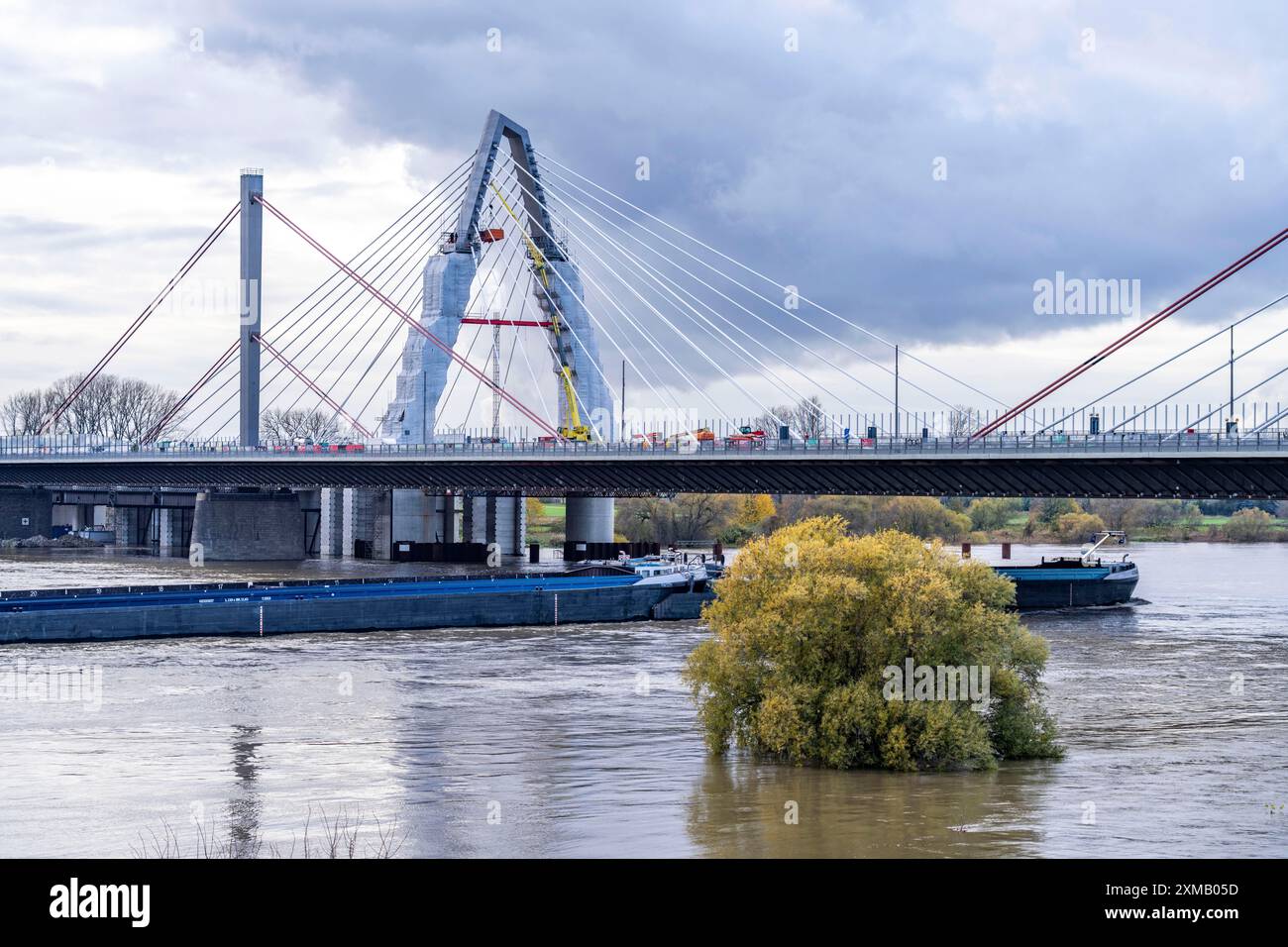 Neubau der Autobahnbrücke A1 über den Rhein bei Leverkusen, nach Fertigstellung der neuen Brücke ...