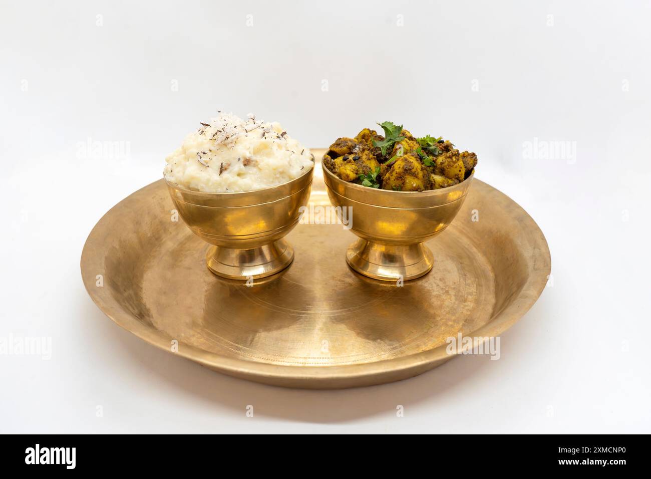 Eine Platte mit Reispudding Brei Kheer und Kartoffelachar für Shrawan ...