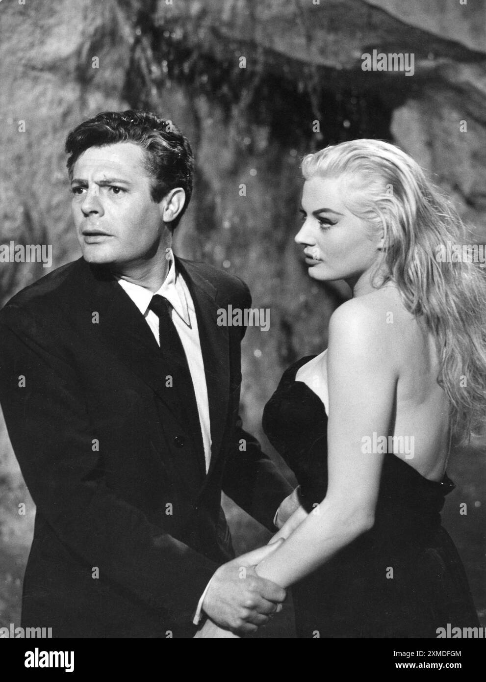 MARCELLO MASTROIANNI und ANITA EKBERG in einer Szene aus LA DOLCE VITA 1960 Regisseur FEDERICO ...