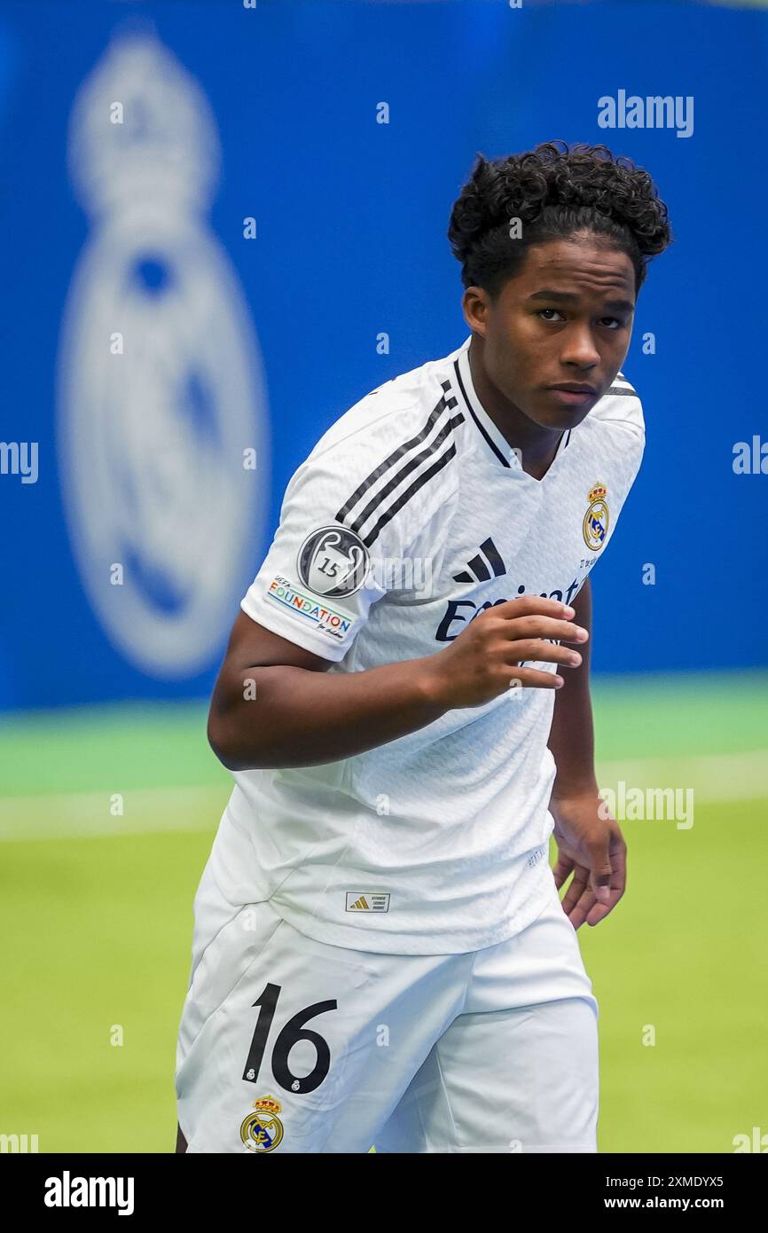 Endrick Felipe Moreira de Sousa posiert für Fotos mit Real Madrid Trikot während seiner ...