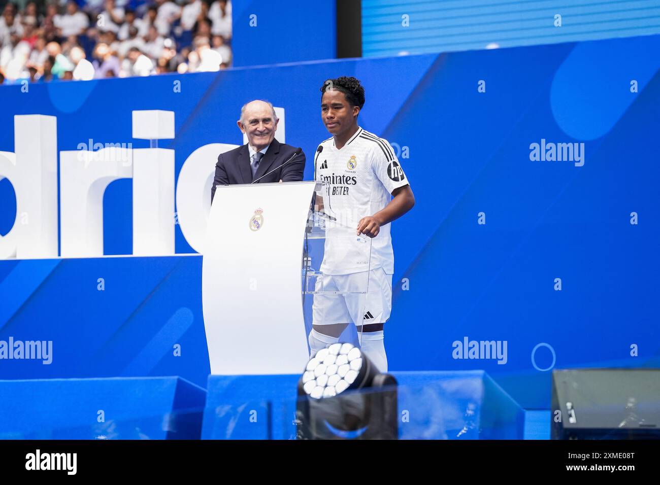 Endrick Felipe Moreira de Sousa wird während seiner Präsentation im Estadio Santiago Bernabeu am ...
