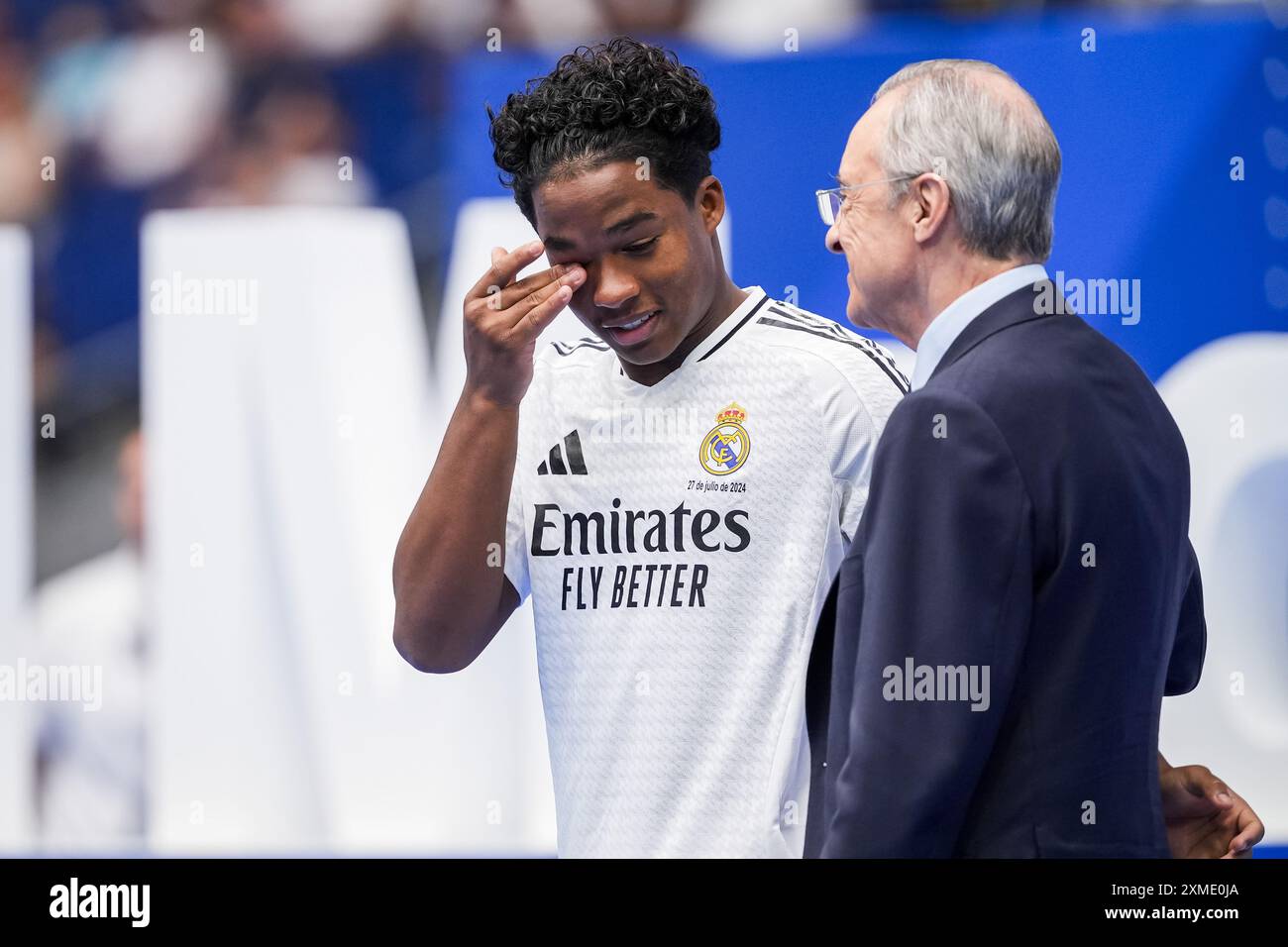 Endrick Felipe Moreira de Sousa wird während seiner Präsentation im Estadio Santiago Bernabeu am ...