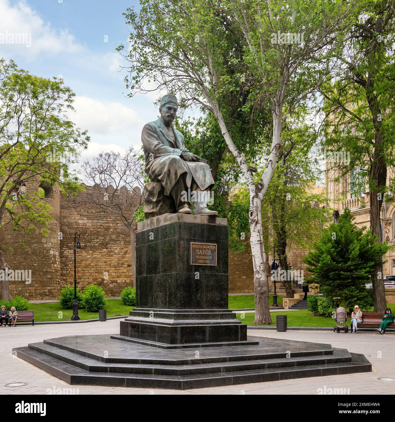 Baku, Aserbaidschan - 5. Mai 2024: Bronzestatue von Mirza Alakbar Sabir ...