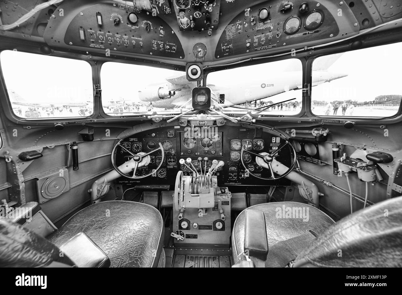 Airbus cockpit Schwarzweiß-Stockfotos und -bilder - Alamy