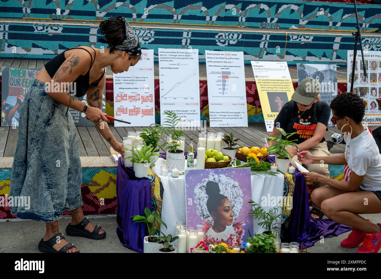 Brooklyn, NY, USA. Juli 2024. Die Besucher neigen dazu, Sonia Massey im ...
