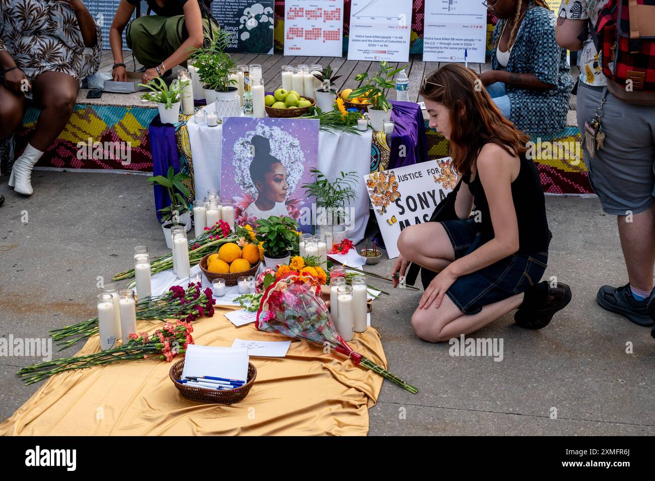 Brooklyn, NY, USA. Juli 2024. Die Besucher neigen dazu, Sonia Massey im ...