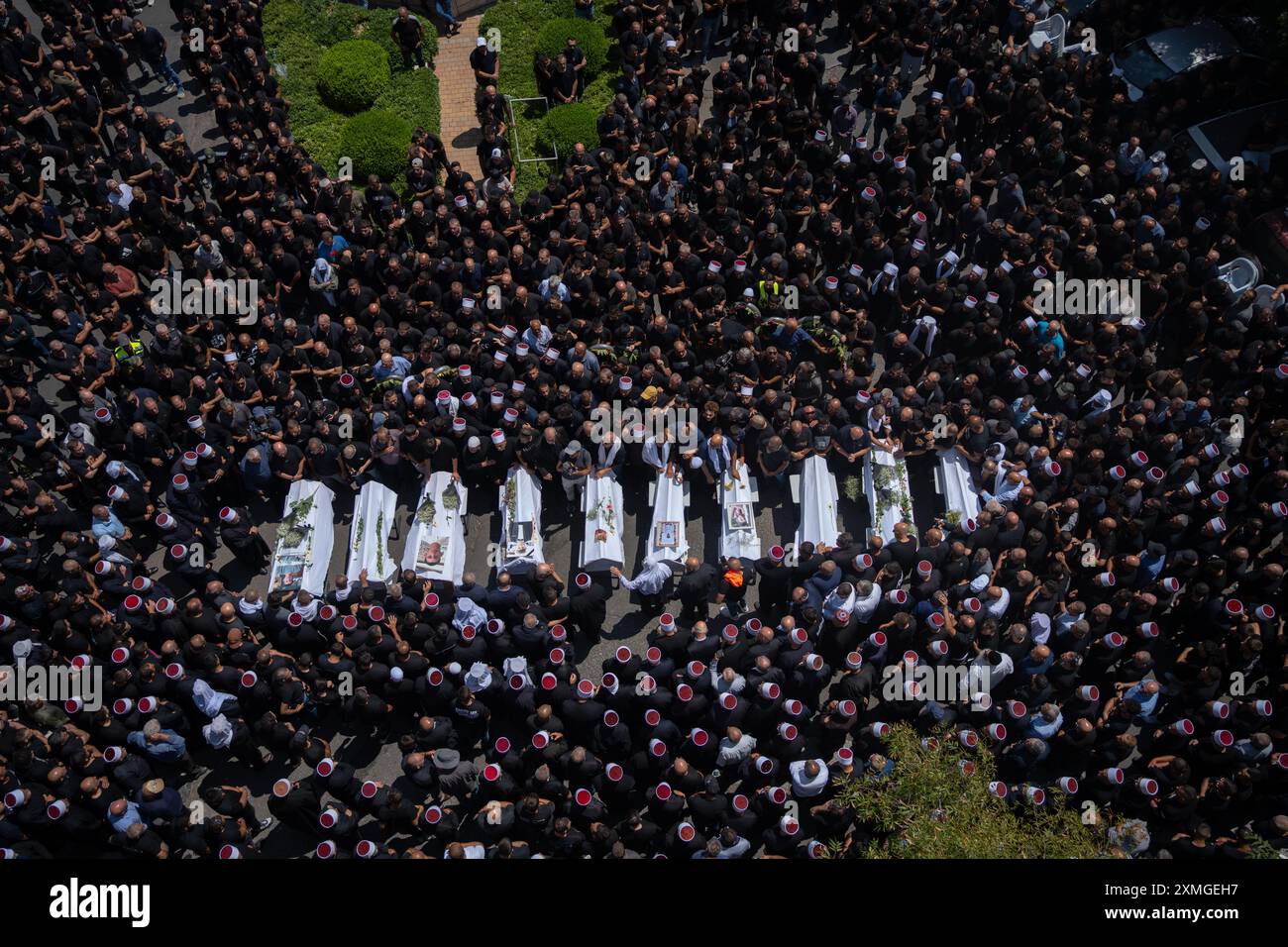 28. Juli 2024, Israel, Majdal Shams: Menschen trauern um die Beerdigung ihrer Verwandten in der ...