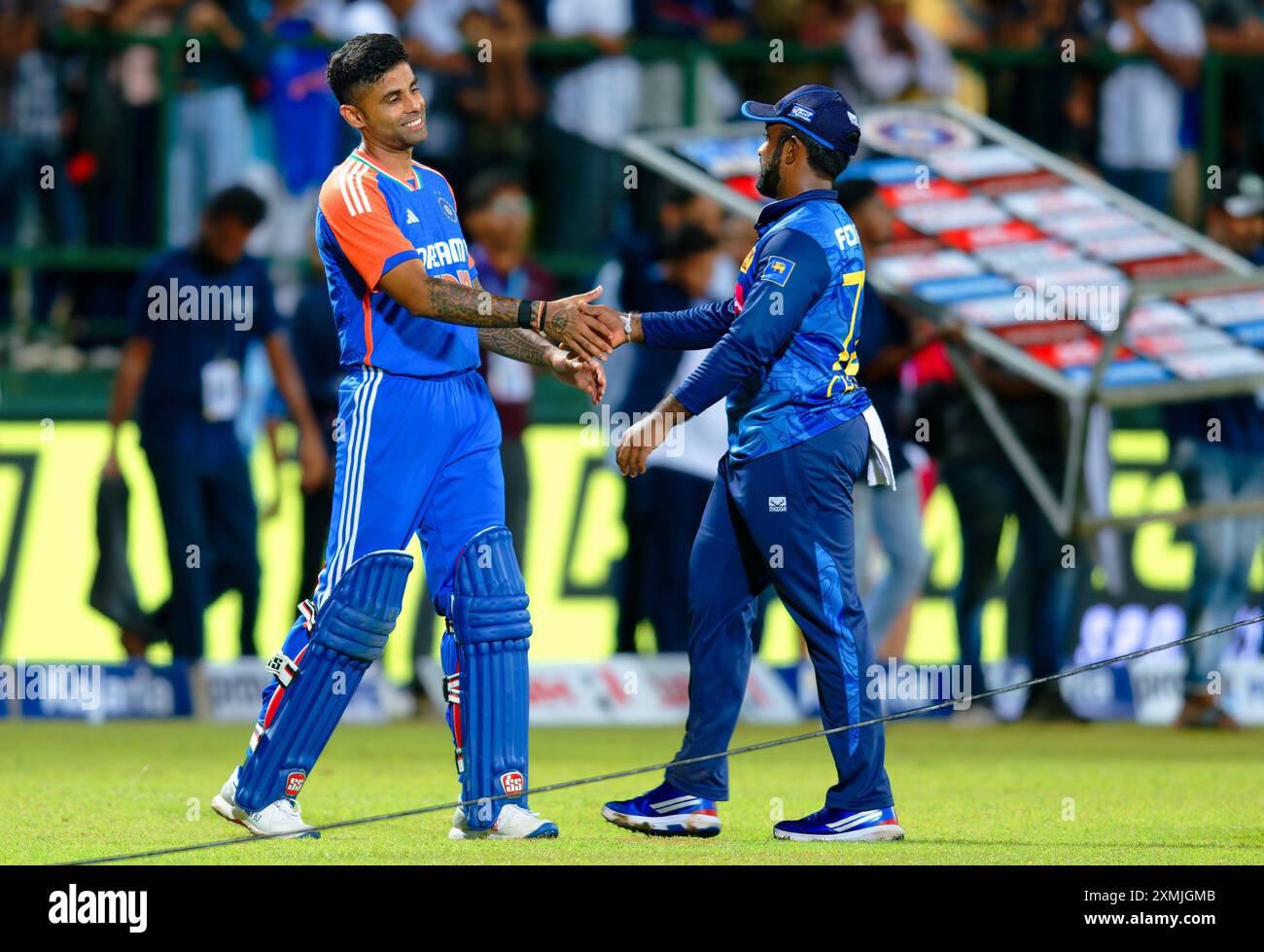 Kandy, Sri Lanka. Juli 2024. Suryakumar Yadav Kapitän von Indien (L) schüttelt die Hand mit ...
