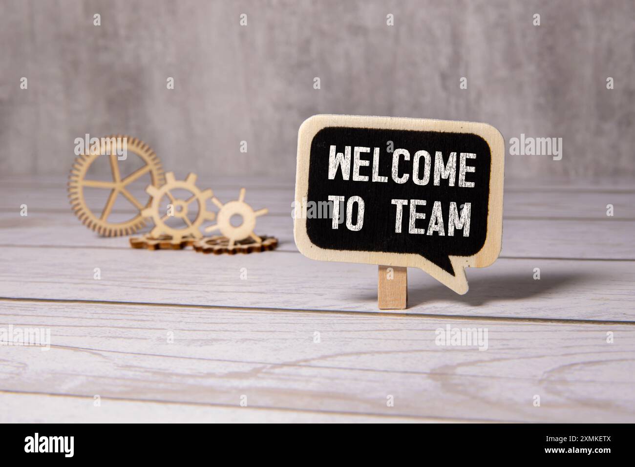 Farbiges Papier mit den Worten Willkommen im Team. Das Konzept der Einstellung neuer Mitarbeiter ...