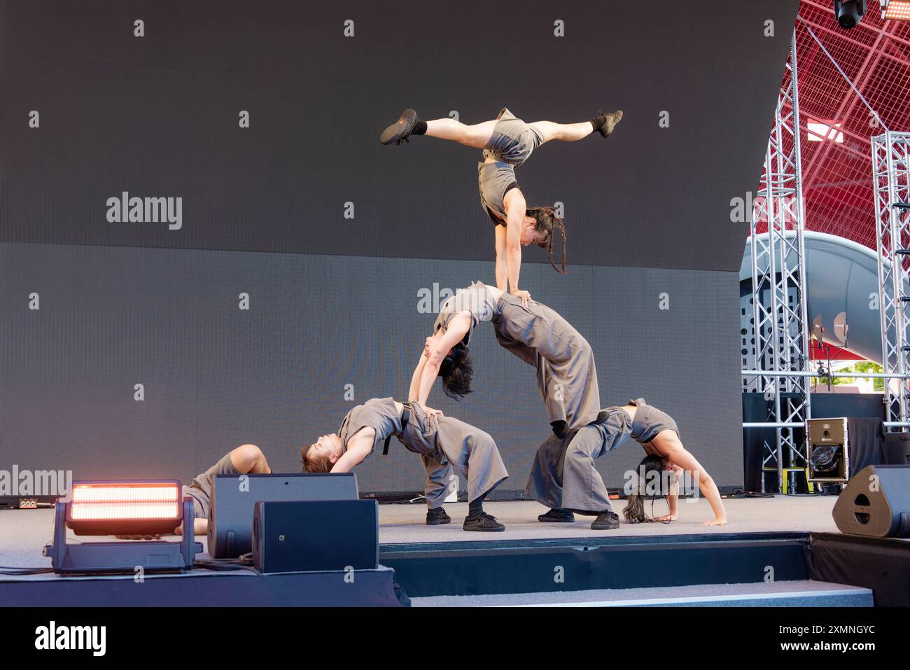 Paris, Frankreich. Juli 2024. Die beeindruckenden Mädchen des Eye Catching Circus, MEI Chih-Ling ...