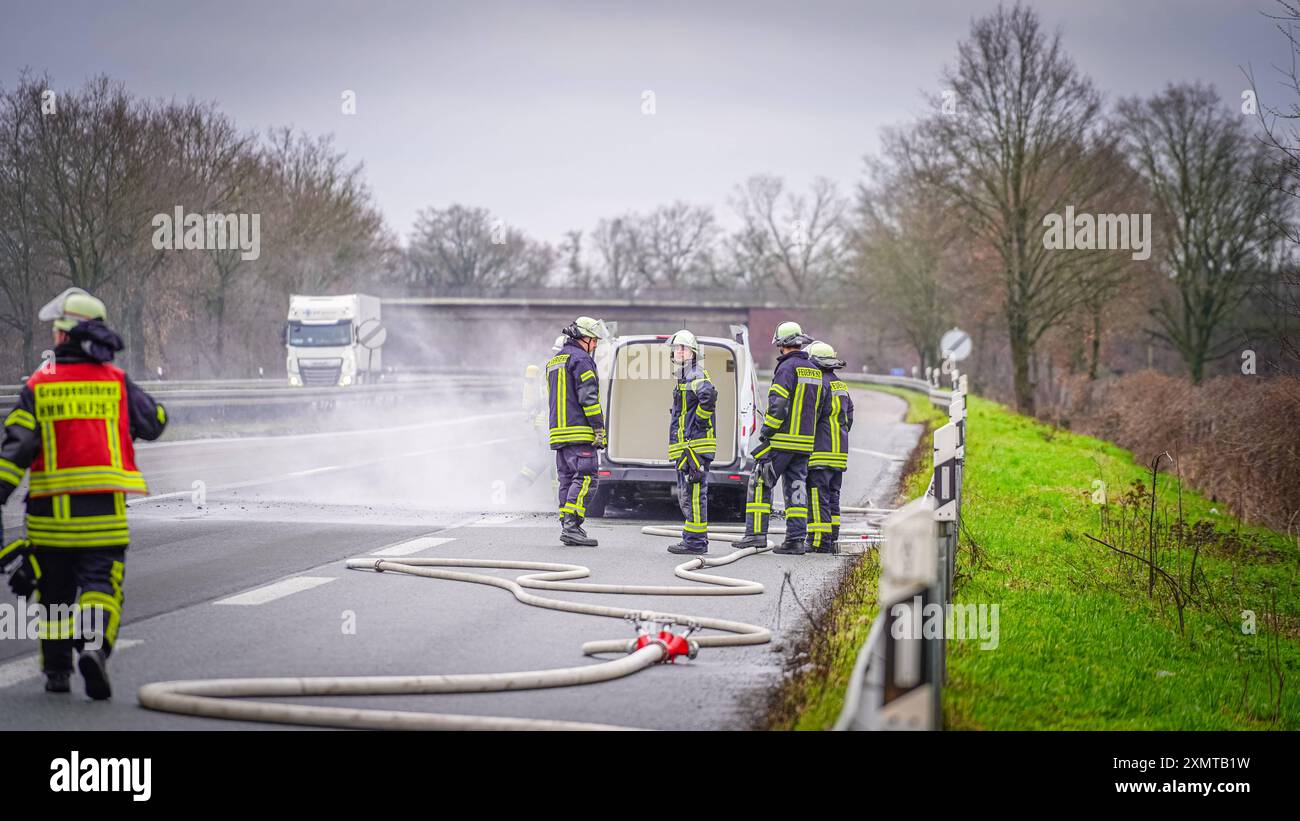 Autobahn, Verkehrsunfall, Marke, Fahrzeugmarke, Feuerwehr, Einsatzkräfte, Löschangriff ...