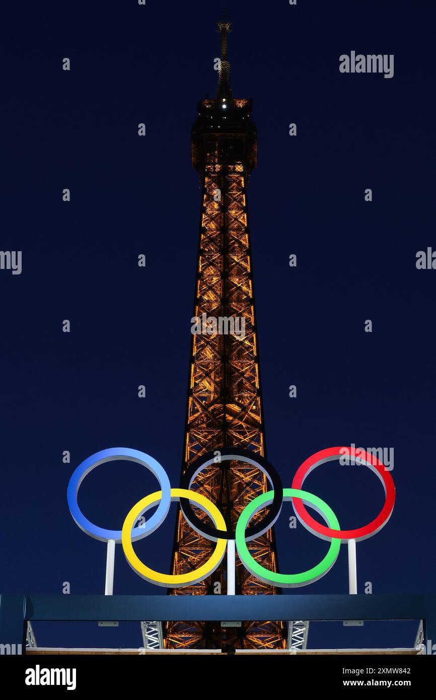 Paris, Frankreich, 29. Juli 2024. Blick auf den Eiffelturm beim WomenÕs Beach Volleyball ...