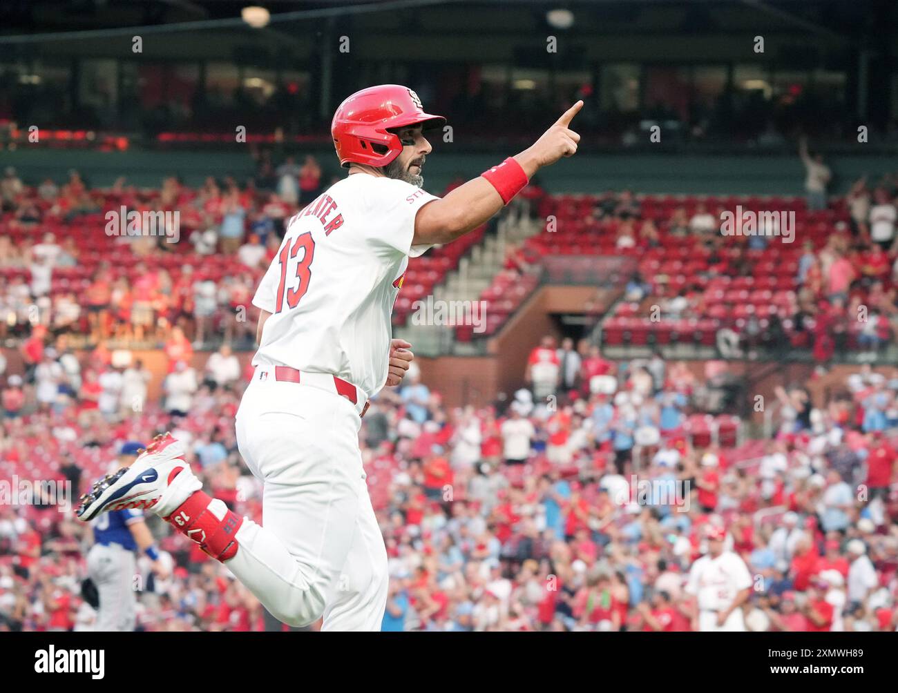 St. Louis, Usa. Juli 2024. St. Louis Cardinals Matt Carpenter weist auf ...