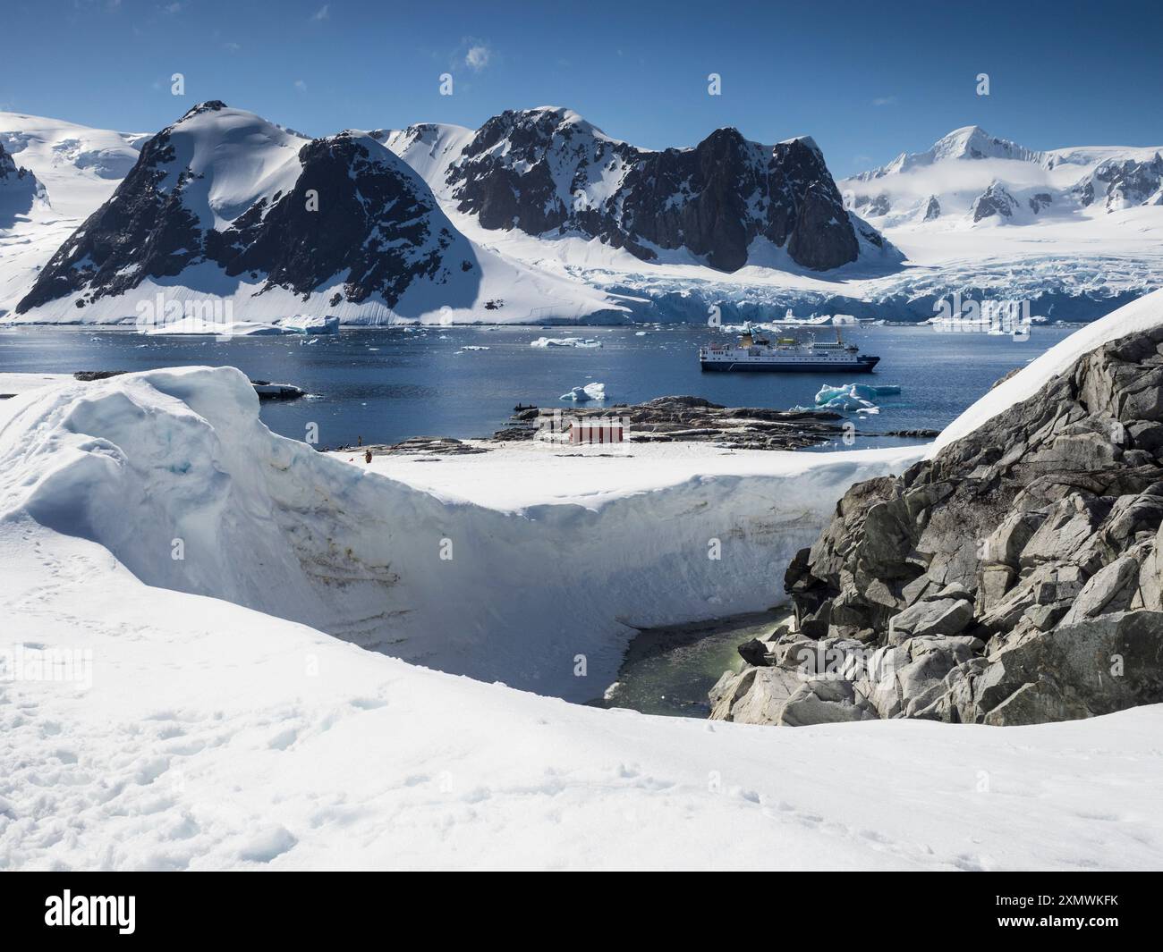 Kreuzfahrtschiff Ocean Nova vor Petermann Island, Wilhelm Archipel ...
