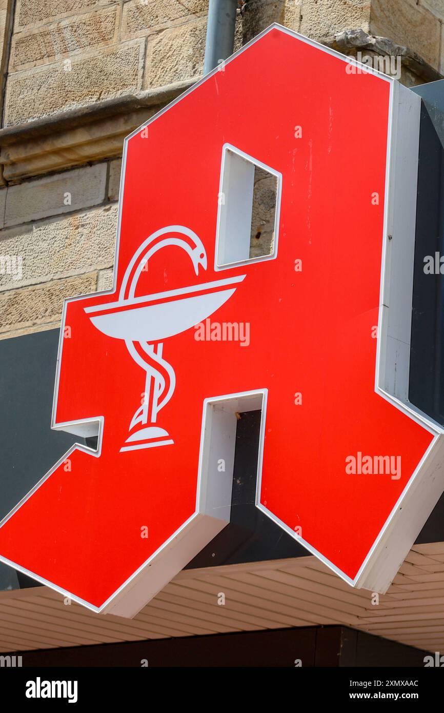 Logo an einer Apotheke. Äskulapschlange und Arzneikelch, Schale der ...