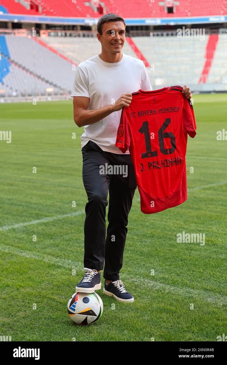 Joao Palhinha (FC Bayern München, 16) auf dem Rasen in der Allianz ...
