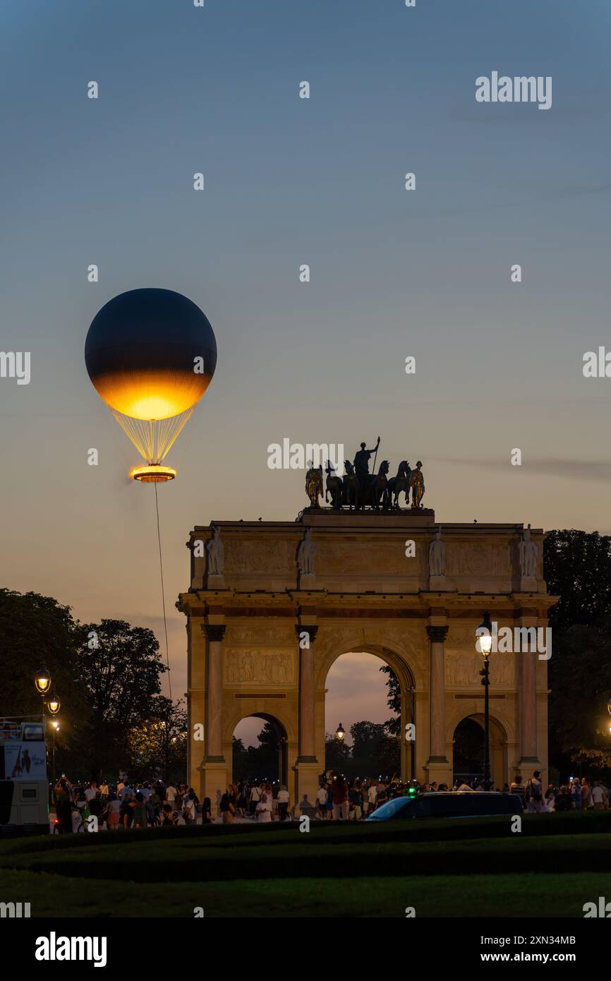 Paris, Frankreich - 29. Juli 2024: Am Arc de Triomphe du Carrousel versammeln sich ...