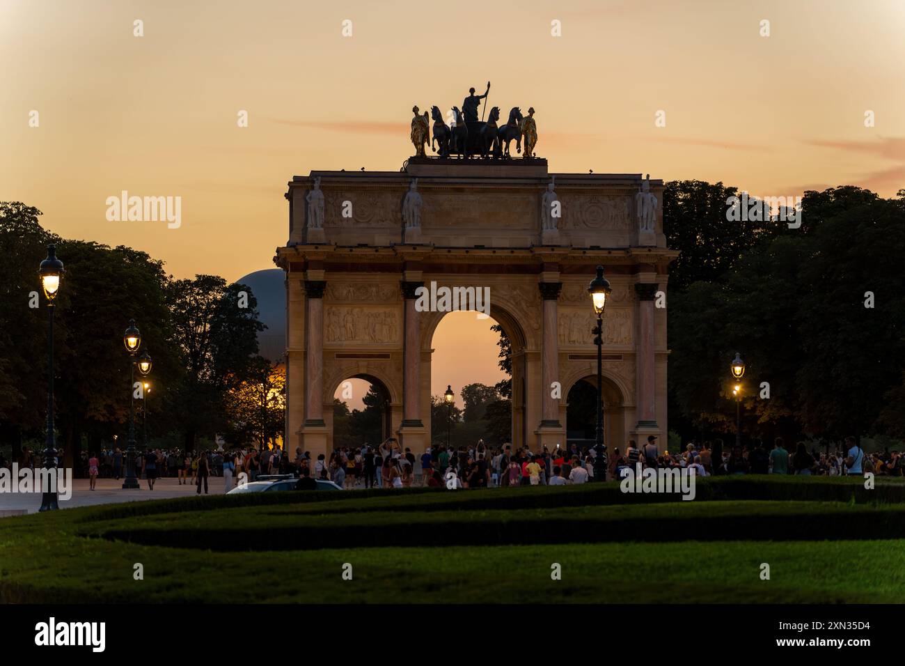 Paris, Frankreich - 29. Juli 2024: Am Arc de Triomphe du Carrousel versammeln sich ...