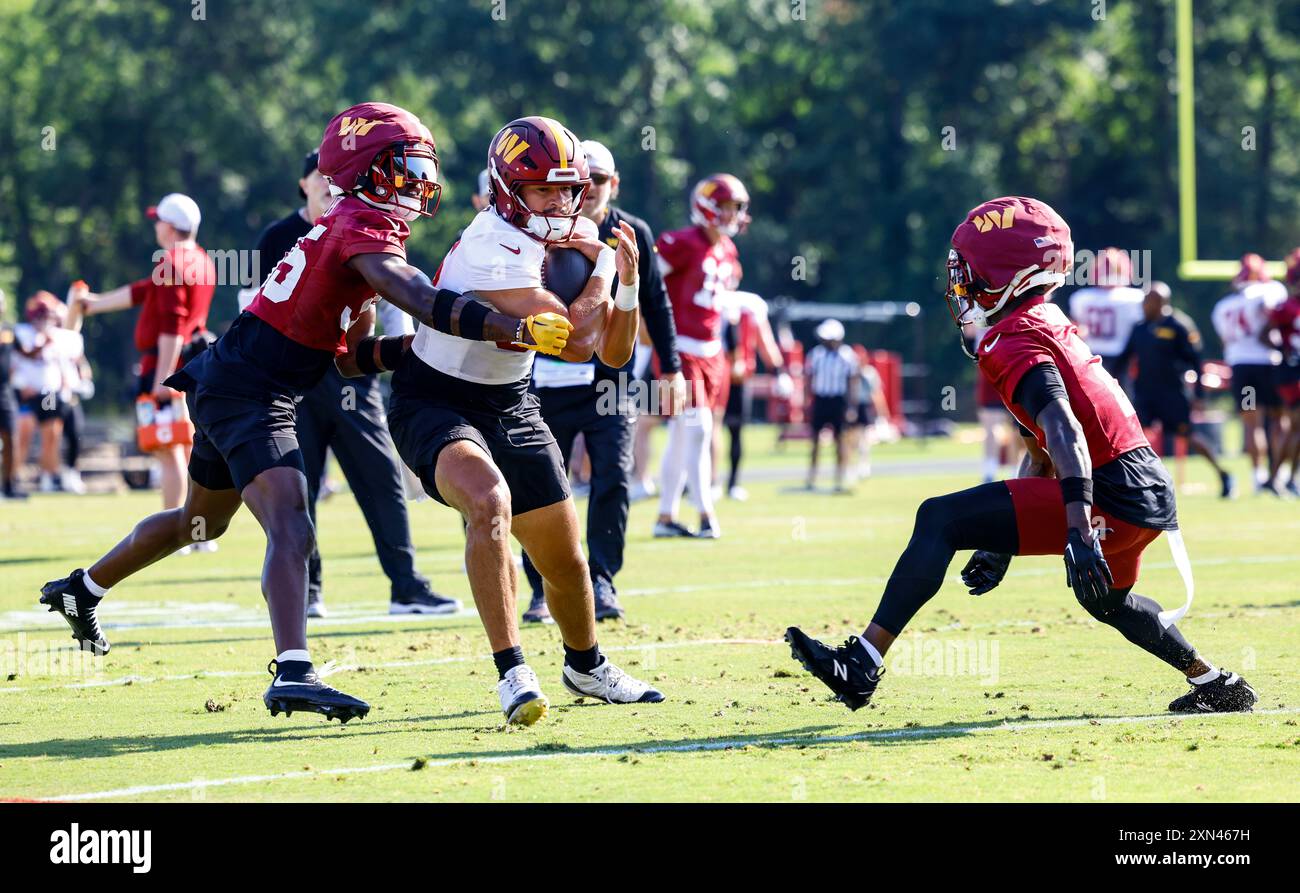 Washington Commanders Tight End Cole Turner (85) und Safety Percy ...