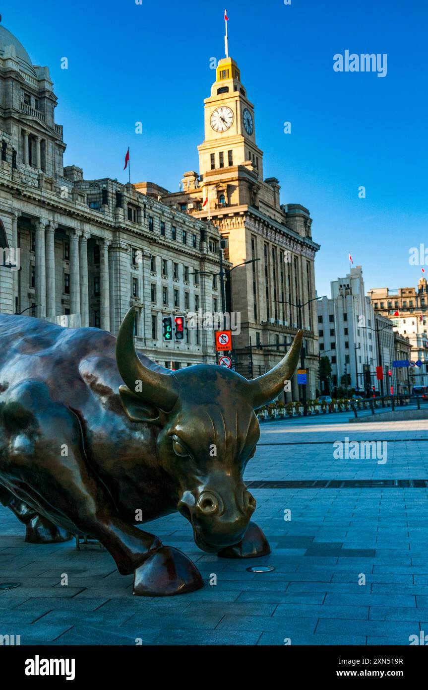 Arturo Di Modica's Shanghai Bull mit dem historischen Zollhaus und den ehemaligen Gebäuden der ...