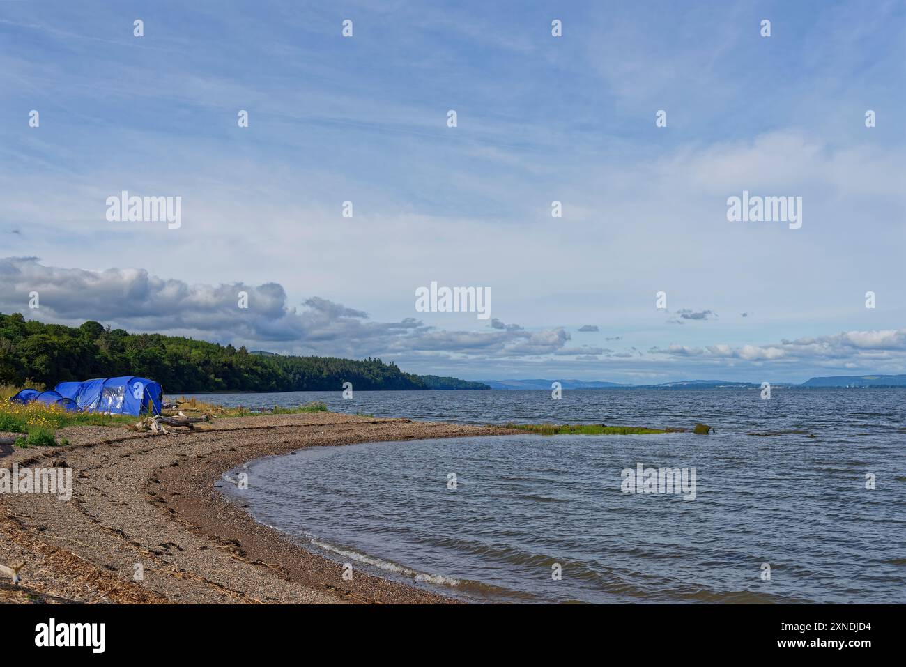 Der kleine Kieselstrand im Balmerino Village an der Tay Mündung, mit ...