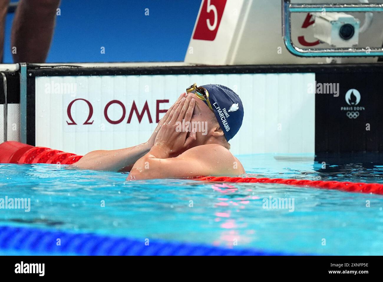 Der französische Leon Marchand feiert am fünften Tag der Olympischen ...