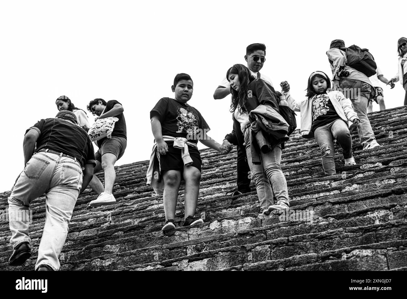 Touristen in der archäologischen Zone der Treppe von Teotihuacan, der ...