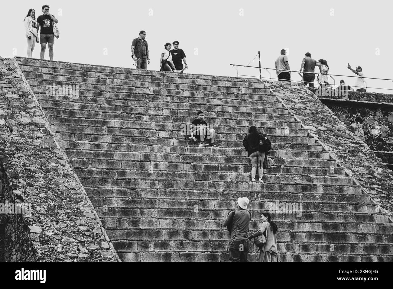 Touristen in der archäologischen Zone der Treppe von Teotihuacan, der ...