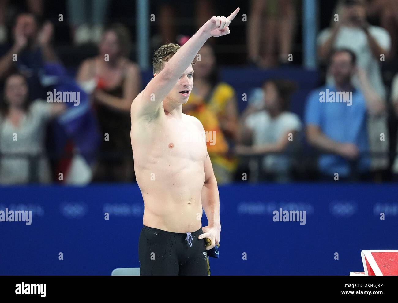 Paris, Frankreich. 31. Juli 2024. Leon Marchand aus Frankreich feiert nach dem Gewinn der ...