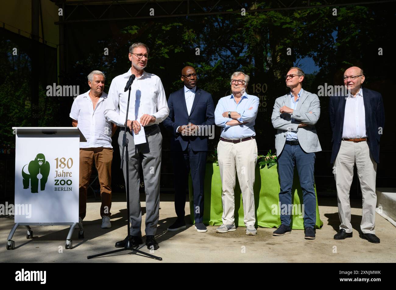 Berlin, Deutschland. August 2024. Zoodirektor Andreas Knieriem (2. V. l ...