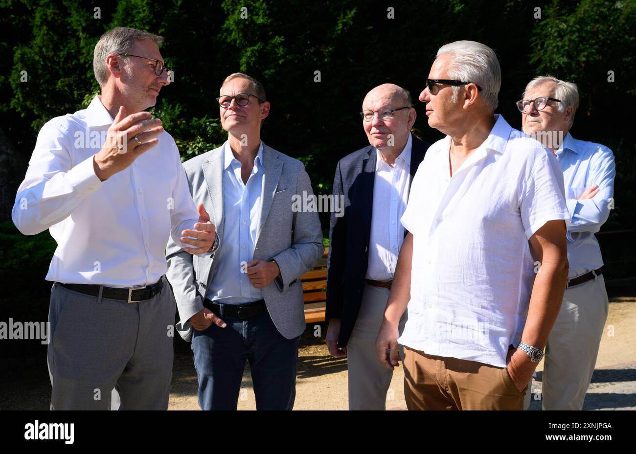 Berlin, Deutschland. August 2024. Zoodirektor Andreas Knieriem (l ...