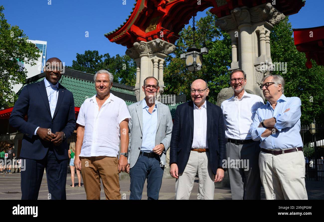 Berlin, Deutschland. August 2024. Zoodirektor Andreas Knieriem (2. V. R ...