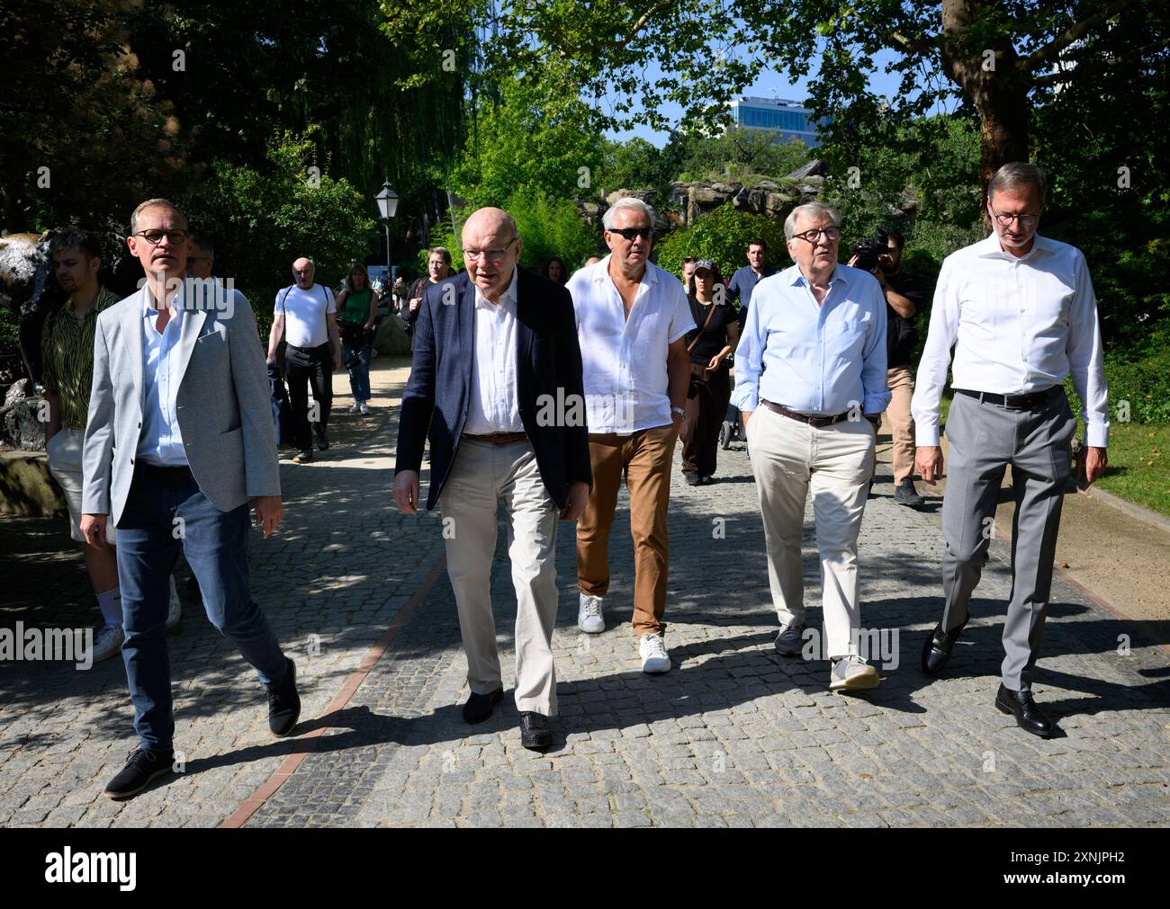 Berlin, Deutschland. August 2024. Zoodirektor Andreas Knieriem (r ...