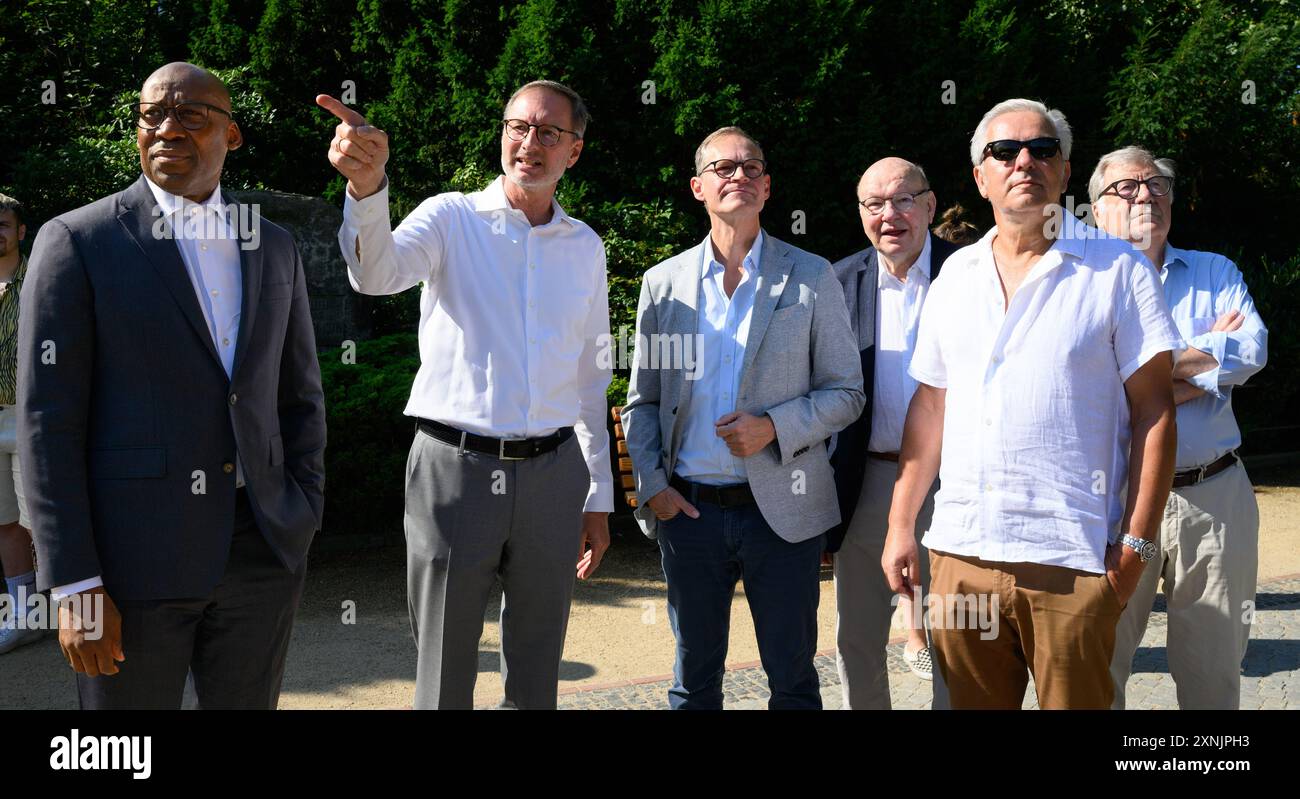 Berlin, Deutschland. August 2024. Zoodirektor Andreas Knieriem (2. V. l ...
