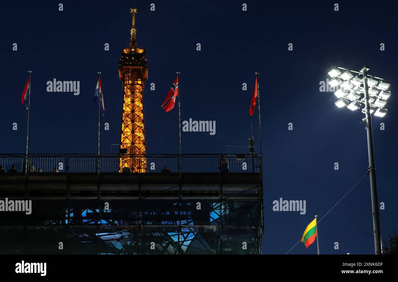 PARIS, FRANKREICH - 29. JULI: der Eiffelturm ist in einer allgemeinen Ansicht während der ...