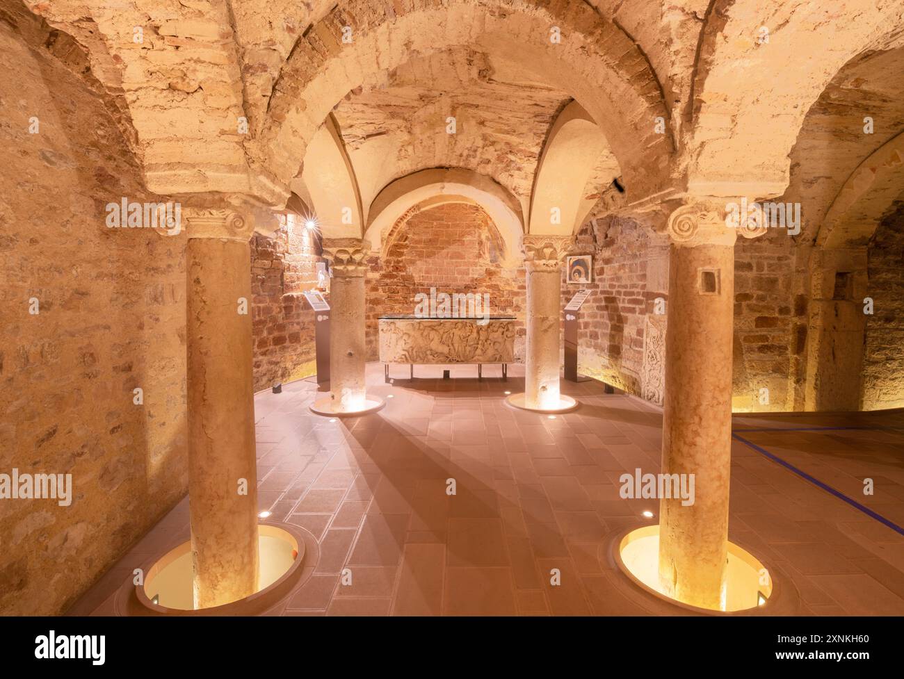 ASSISI, ITALIEN - 17. MAI 2024: Die Krypta unter der Kathedrale San ...