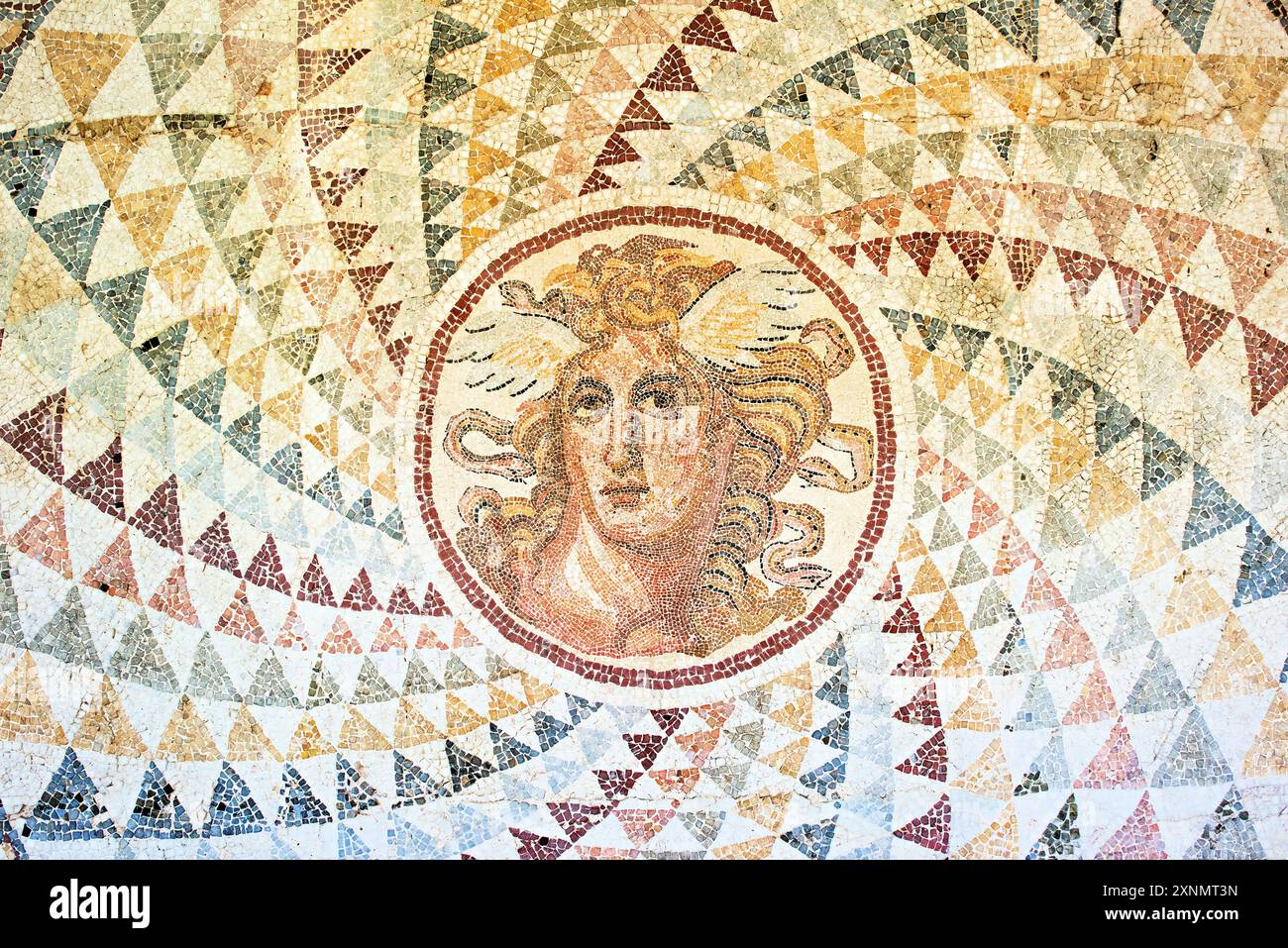 ATHEN, Griechenland – das Mosaik von Medusa ist eine fesselnde ...