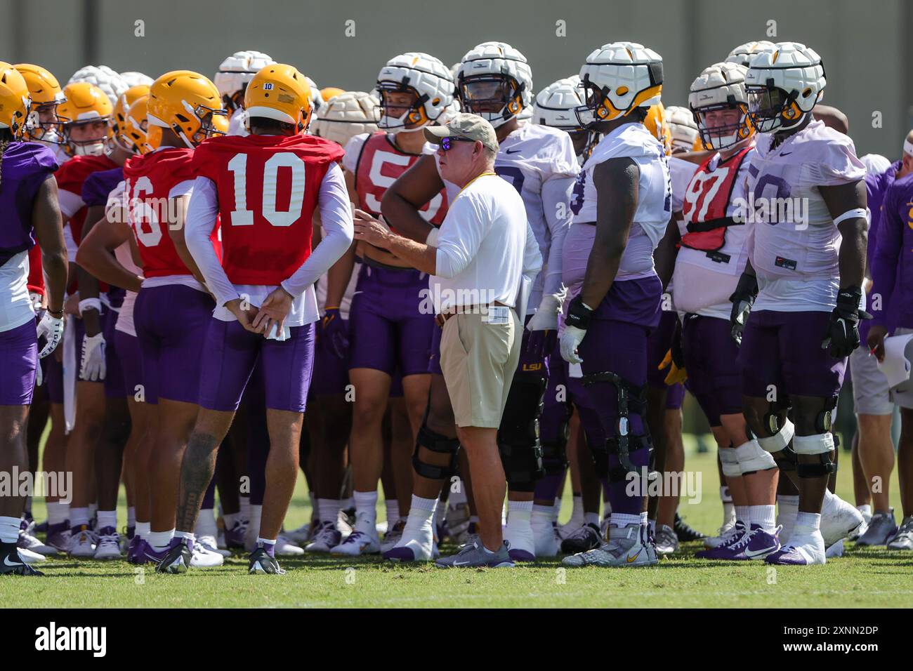 1. August 2024: LSU-Cheftrainer Brian Kelly spricht zwischen den ...