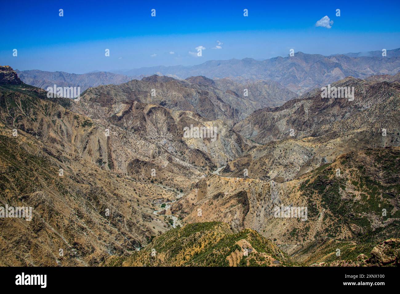 Blick über einen riesigen Canyon von der präaksumitischen Siedlung ...